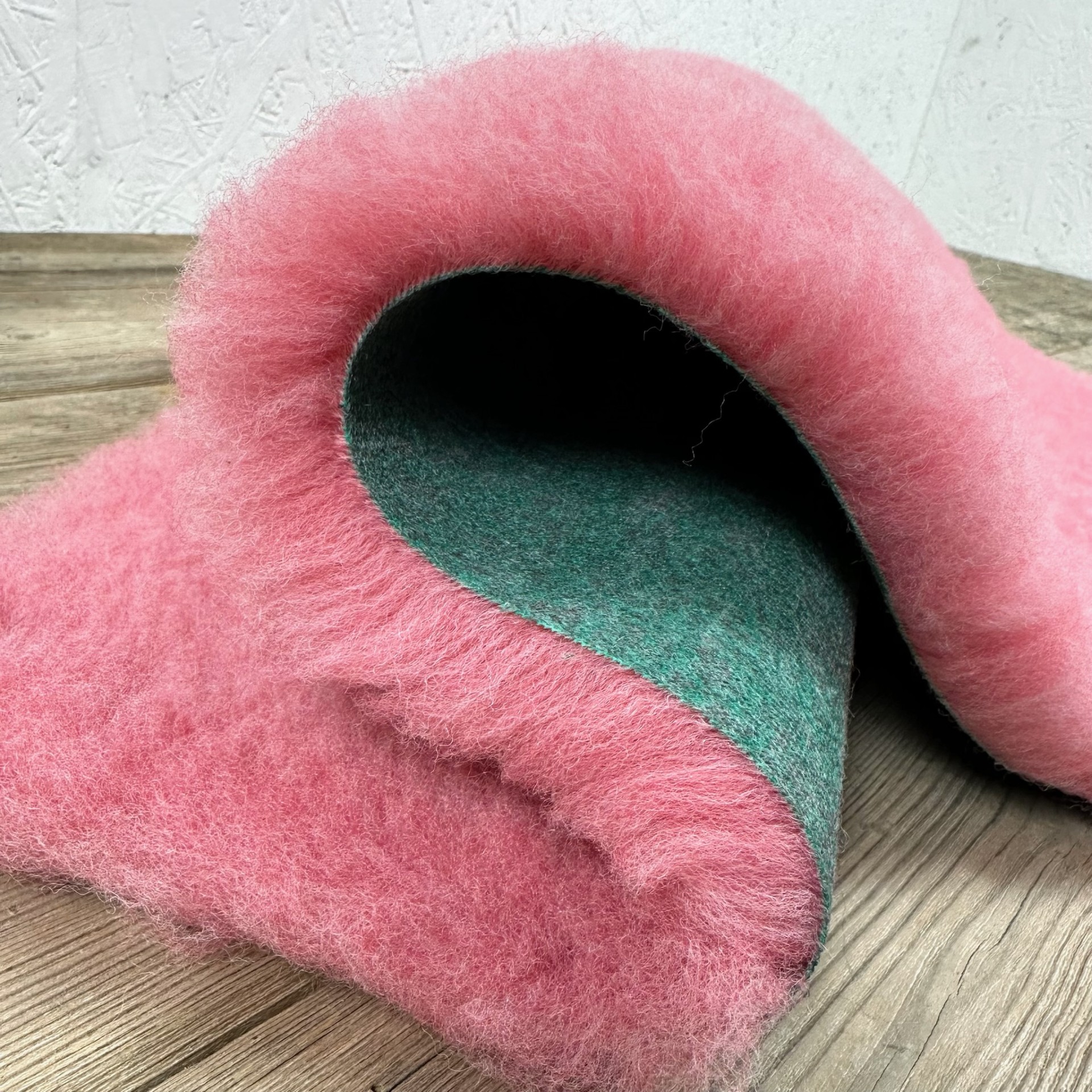 Pink High Grade Traditional vet bedding,vet bed cut in squares or rolls ...