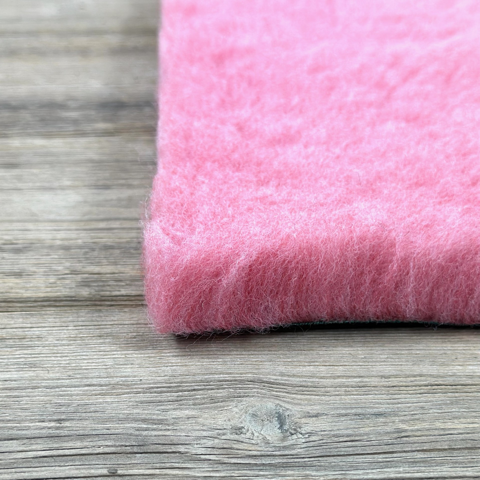 Pink High Grade Traditional vet bedding,vet bed cut in squares or rolls ...